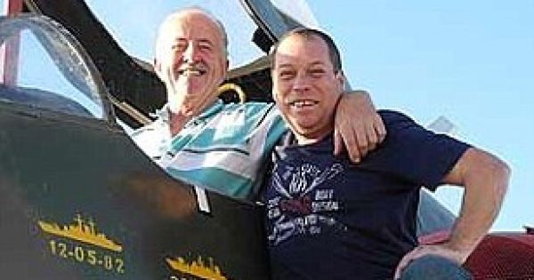 Falklands’ conflict gunner meets Skyhawk pilot he shot down, at his ...