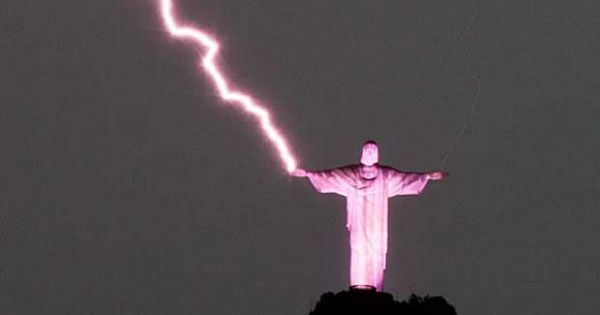 Lightning chips a finger from Christ the Redeemer right hand — MercoPress