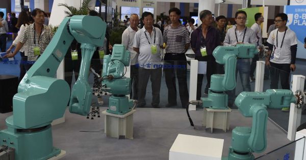"Modern Times", robots rapidly replacing workers in electronics ...
