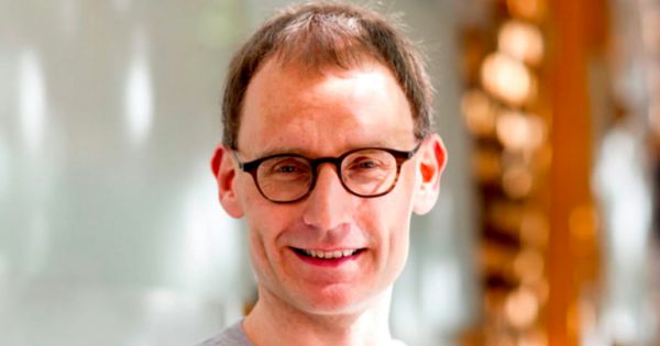 Lover's visit to top UK scientist, breaking social distancing, forces ...