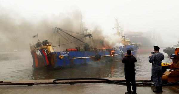Korean trawler catches fire in Montevideo port and is towed out to the ...