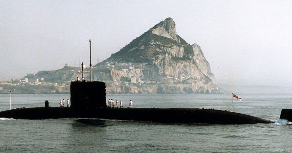 Royal Navy Swiftsure-class nuclear submarine to be dismantled in Rosyth ...