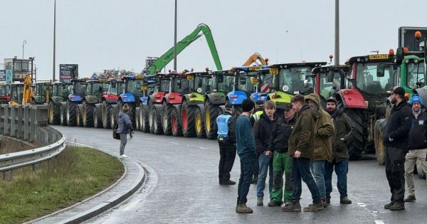 Welsh farmers and tractors flock on Cardiff to protest the Sustainable ...